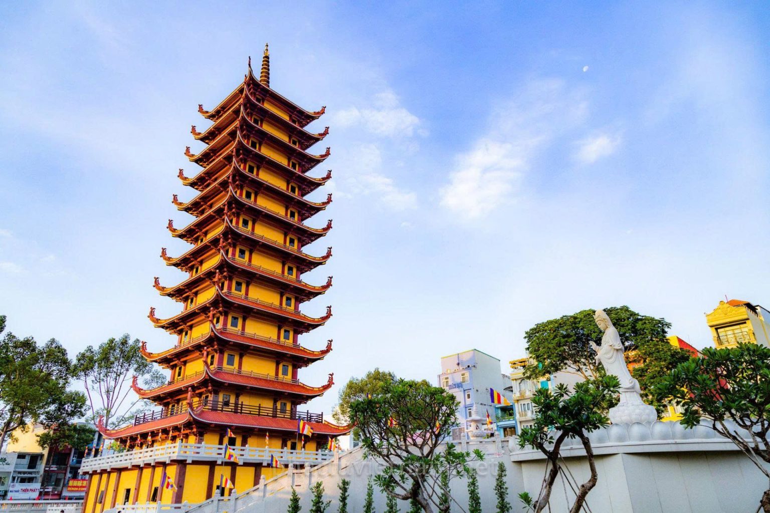 Vietnamese Ao Dai: History, Meaning, and Enduring Beauty